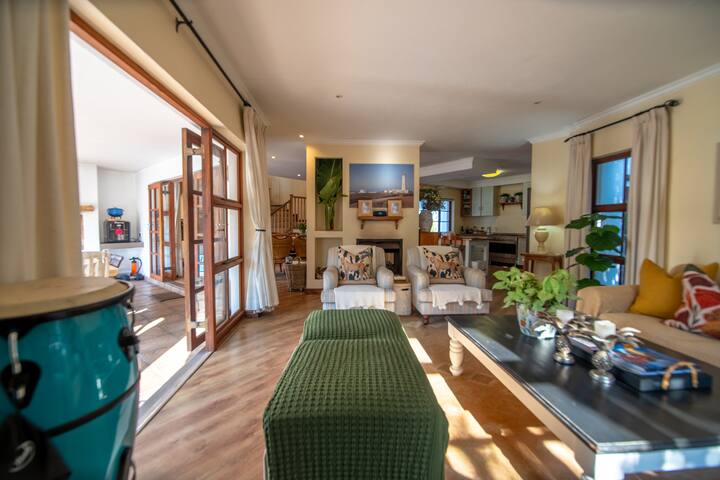The Baron House, Thatched Villa, Rooftop Jacuzzi - Saint Francis Bay
