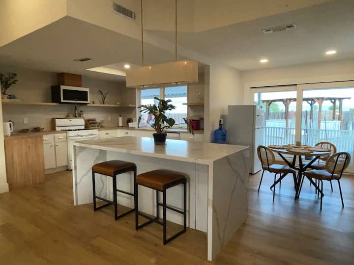 Bright And Peaceful Coalinga Stay - Coalinga, CA