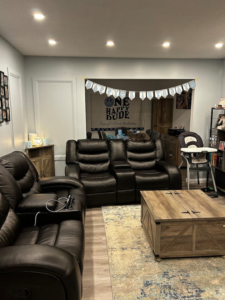 Comfortable Newly Renovated Home Away From Home - Bradford