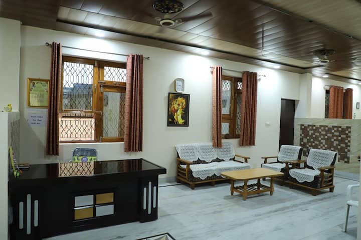 Stay Near Shri Banke Bihari Temple - Vrindavan