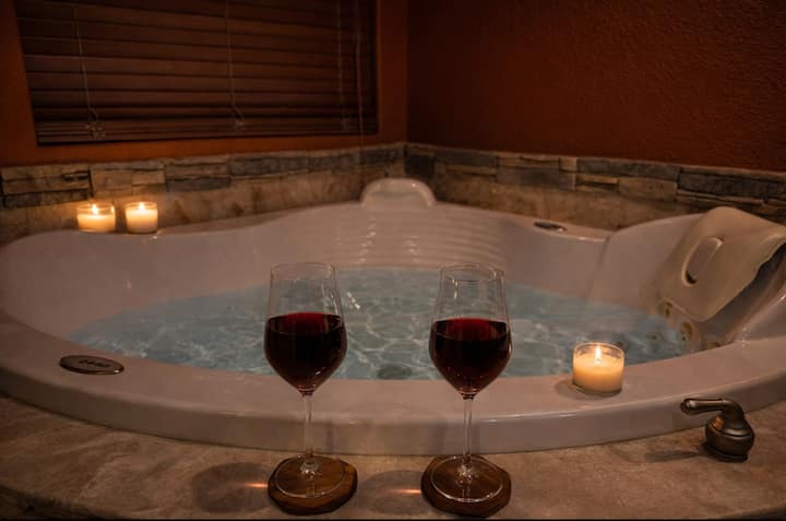Luxury King Suite • Private Entry +Hot Tub+balcony - San Bernardino, CA