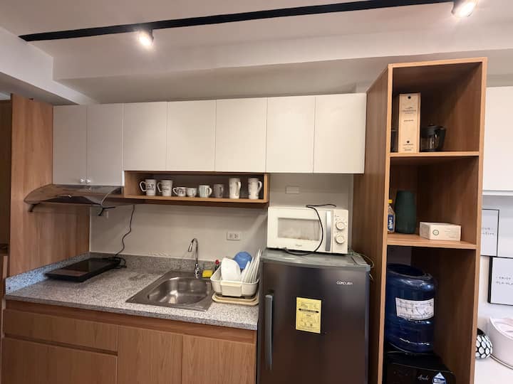 Homey Studio W/ Work Desk & Netflix | Midori Cebu - Cebu City