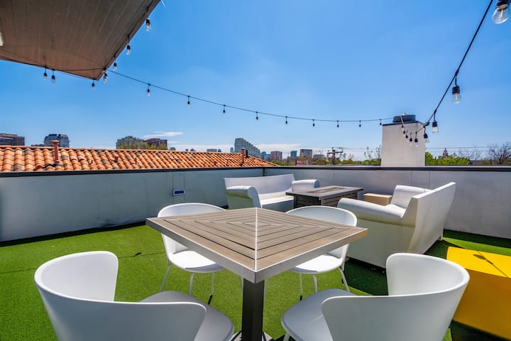 Downtown View Townhome W/ Rooftop Lounge - Dallas, TX