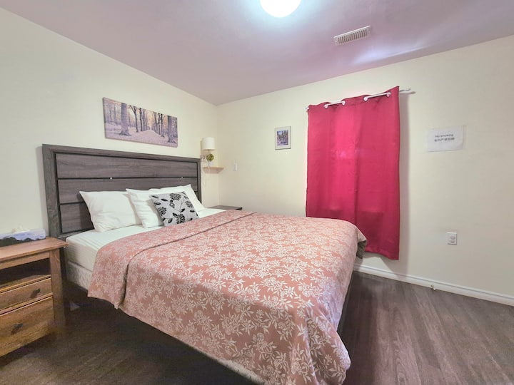 5 Min Walk To Falls, Free Parking, Main Floor Unit - Niagara Falls