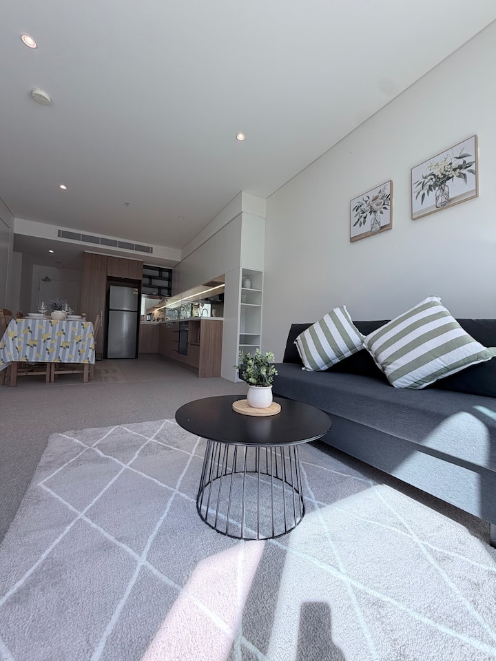 Elegant North Ryde Apt W Courtyard & Metro Link - Ryde