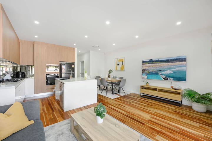Spacious 5br Duplex | Walk To Shops & Transit - Liverpool
