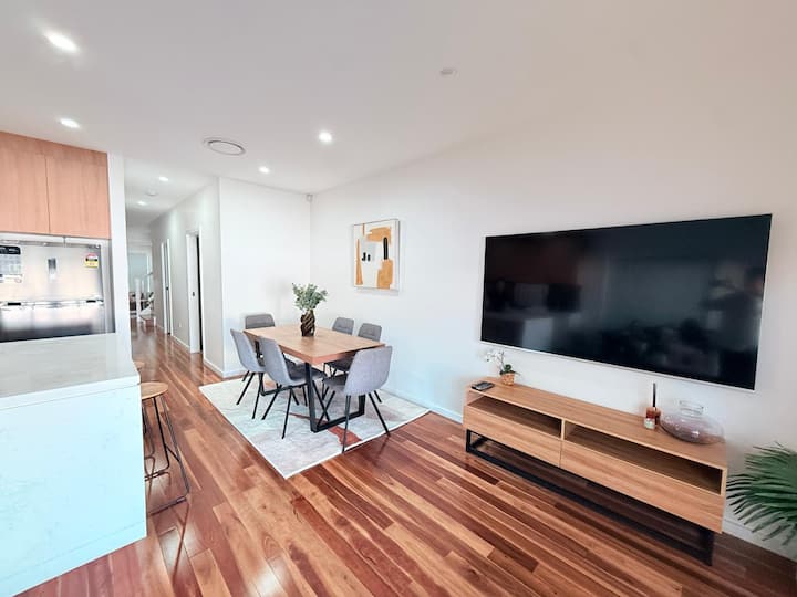 Spacious 5br Duplex | Walk To Shops & Transit - Liverpool