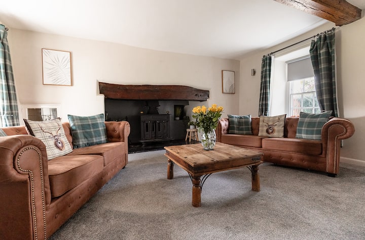 Spacious North Wales Escape With Hot Tub & Views - Conwy