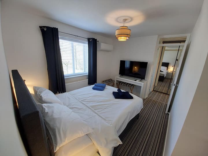 Modern 1br Flat With Garden & Private Parking - Poole