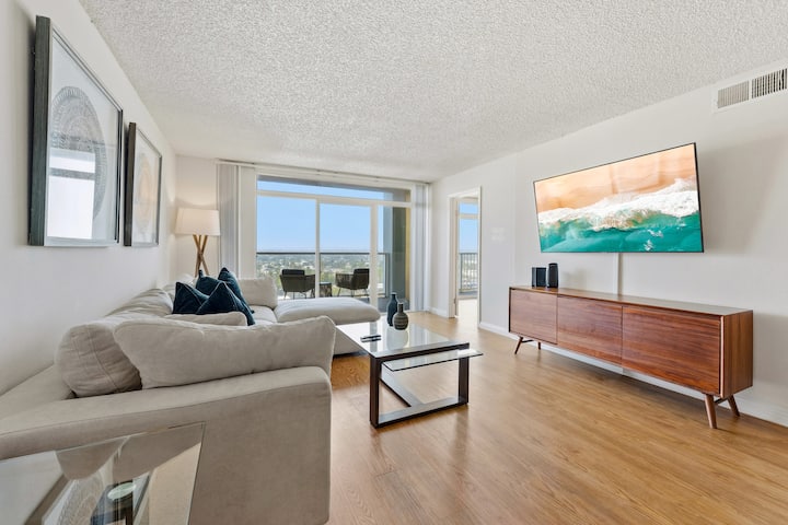 Azure Horizon – Oceanfront Escape With Pool & Gym - Marina del Rey