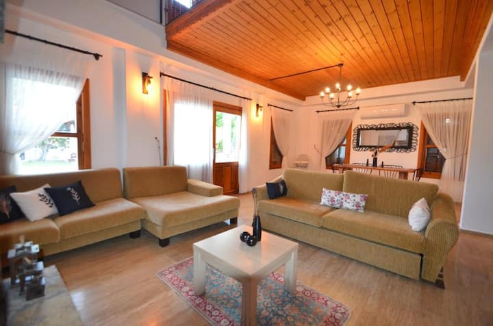 Dalyanda Süper Konumda 5+1 Ebeveyn Banyolu Villa - Dalyan