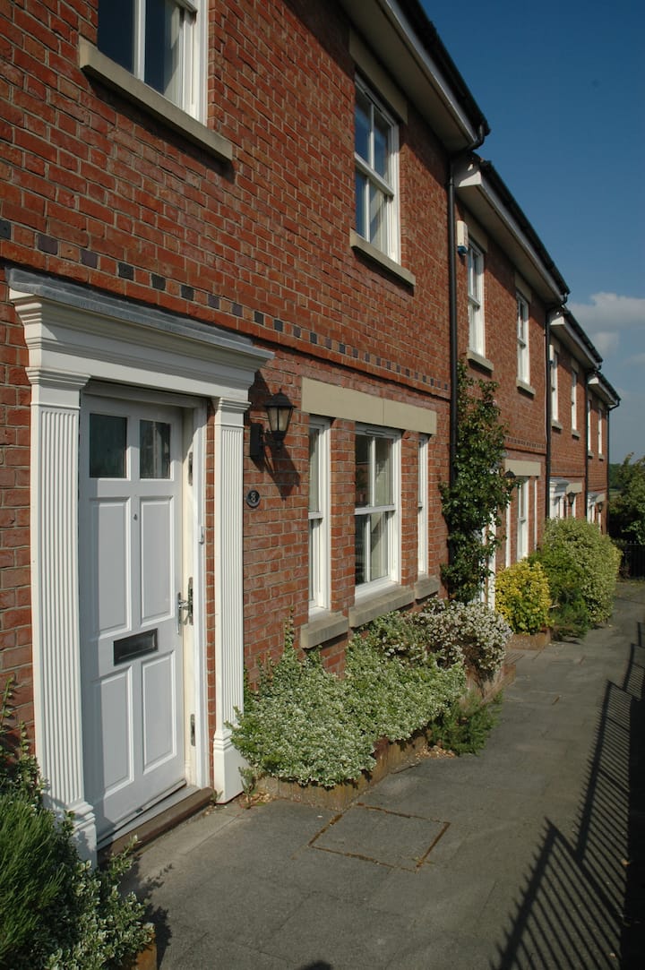 Historic Hamble Square: 3-bed Gem Near The Water - Southampton