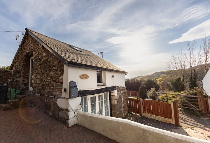Apple Store Cottage | Hot Tub & Garden Escape - Colwyn Bay