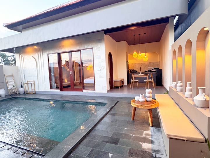 Beautiful Private Villa With Large Swimming Pool - Indonesia