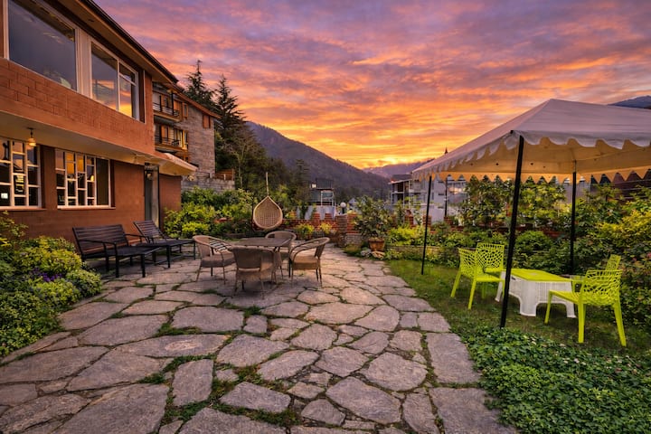 A Beautiful Family Room With Lawn & Pets Allowed - Manali