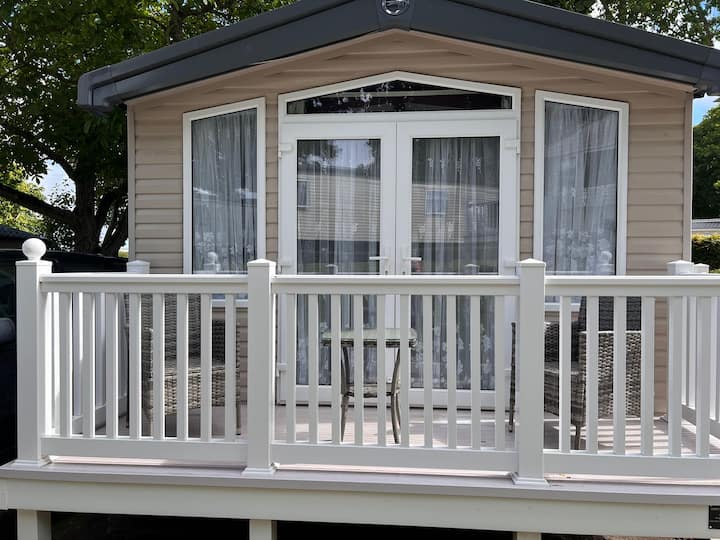 Chic Coastal Caravan At Rockley Park - Poole
