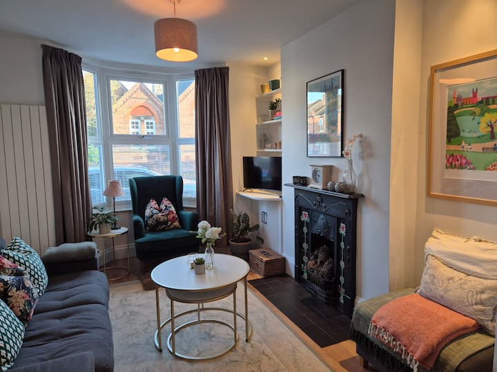 Stylish Victorian 2-bed With Garden - Near Station - Warwick