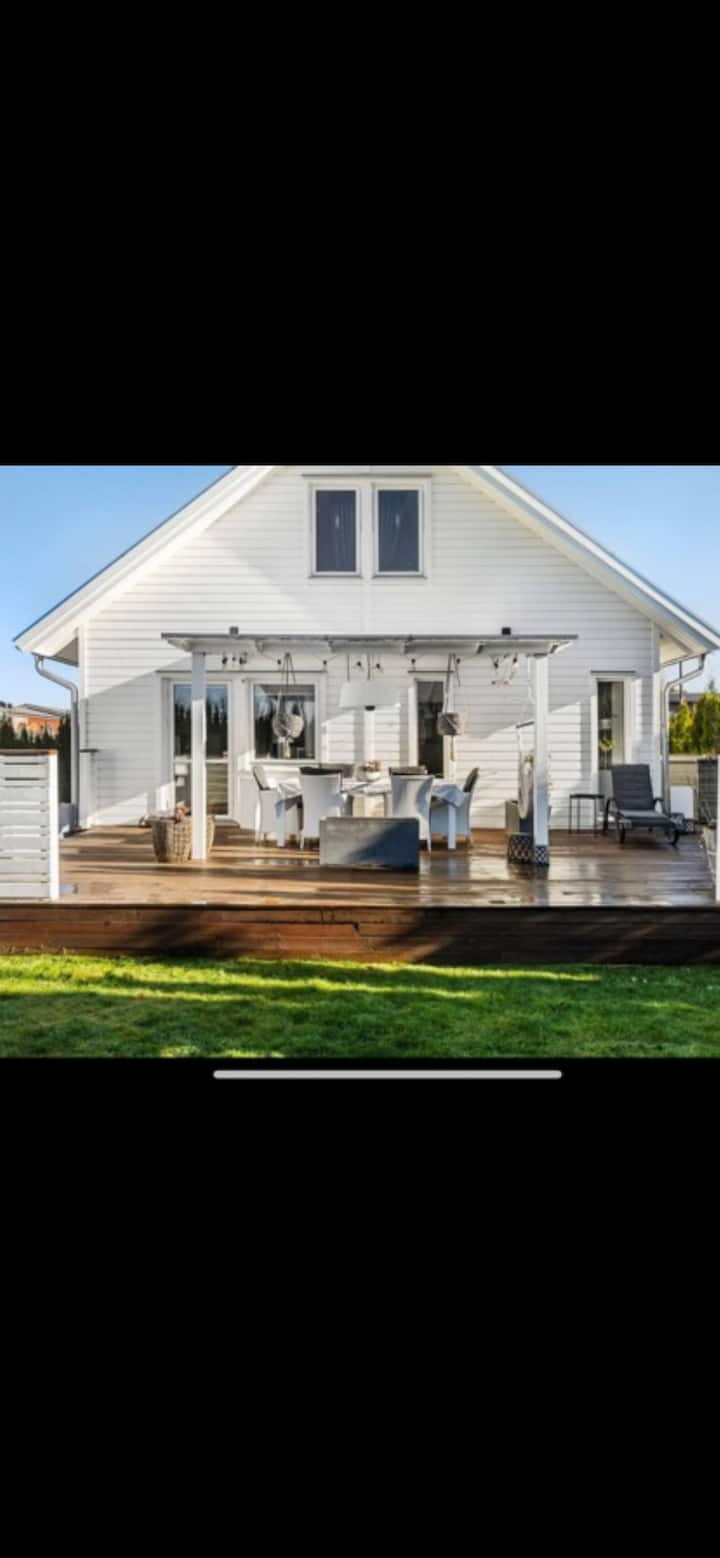 Huset I Det Lilla Samhället Nära Den Stora Staden - Botkyrka