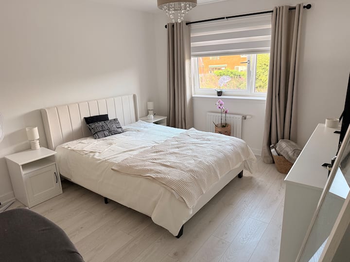 Bright Modern Triple Room - Motherwell