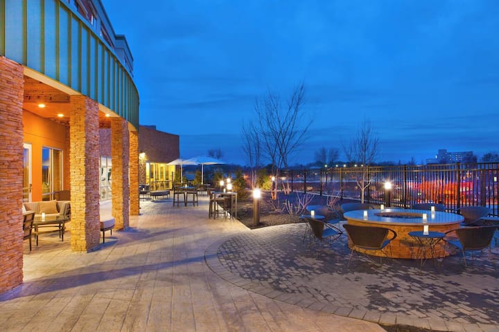 Untermyer Gardens King Room W/ Gym - Dobbs Ferry, NY