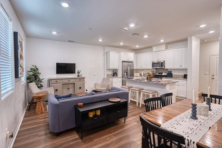 Modern 3br Townhome | Heart Of Scv | Walkable - Santa Clarita, CA