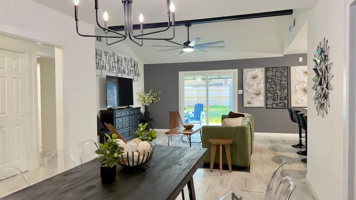 Bellaire Home - Asiantown - Sleeps 12, Fast Wi-fi - Stafford, TX