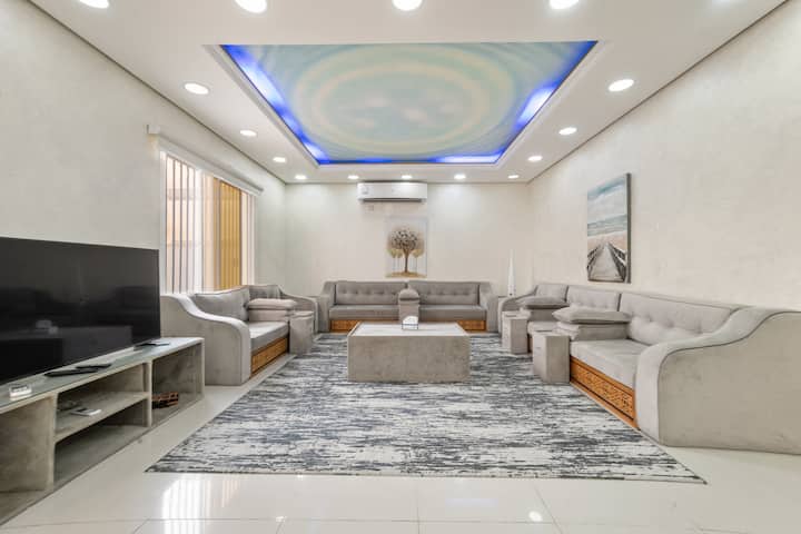 Luxury 6br Villa | Indoor Pool, Padel & Majlis - Catar