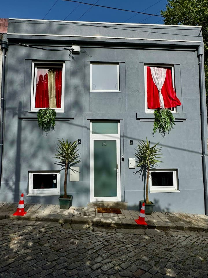 Cama Em Dormitório Feminino No Porto - Porto