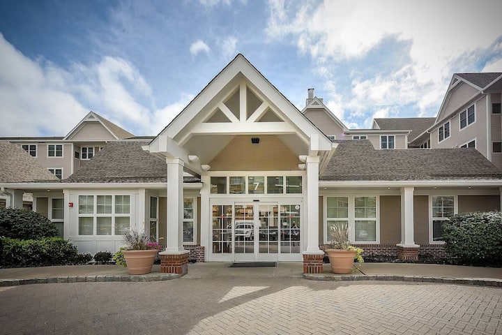 Hudson River 1 Br Suite W/ Breakfast, Gym & Pool - Yonkers, NY