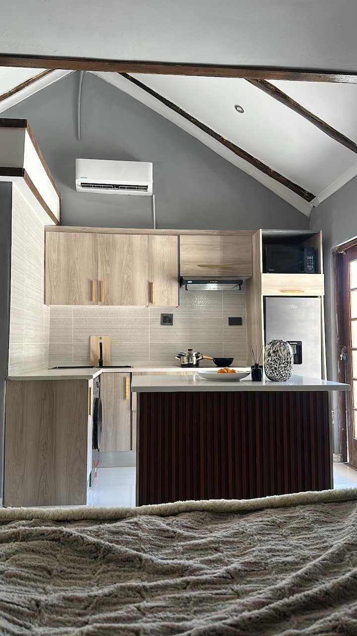 Moru Wa Pula Loft | Boutique Stay Near Engen Mall - Botswana
