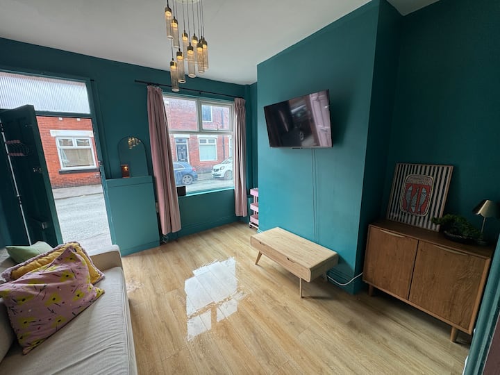 Altrincham 2 Bed House | Sleeps6 | Wifi | Parking - Altrincham