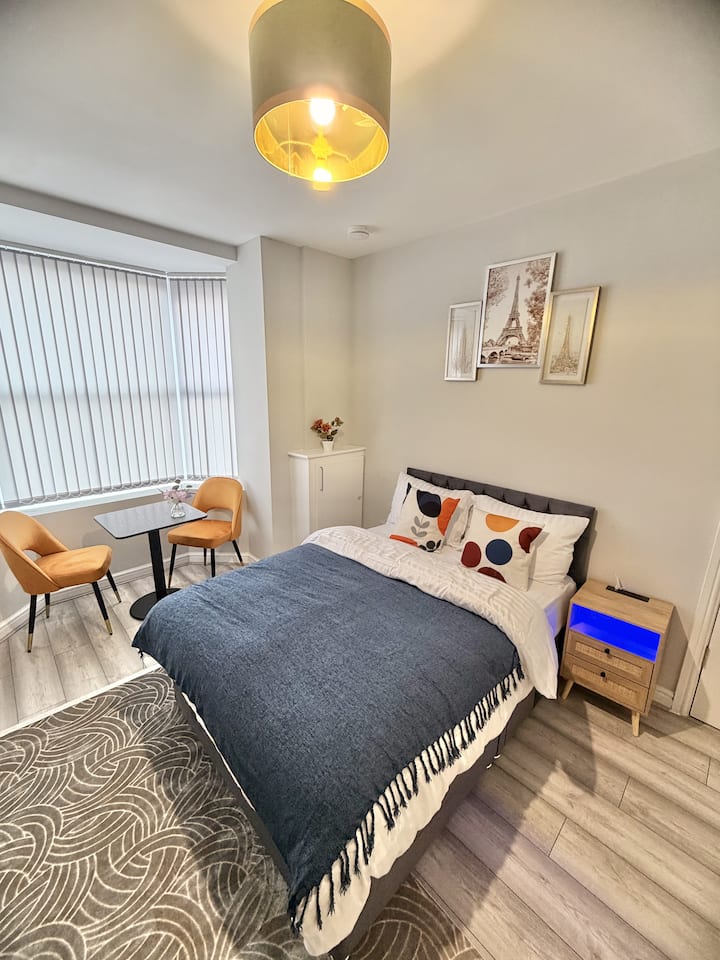 Modern Cosy Stay | En-suite & Free Parking - Stoke-on-Trent