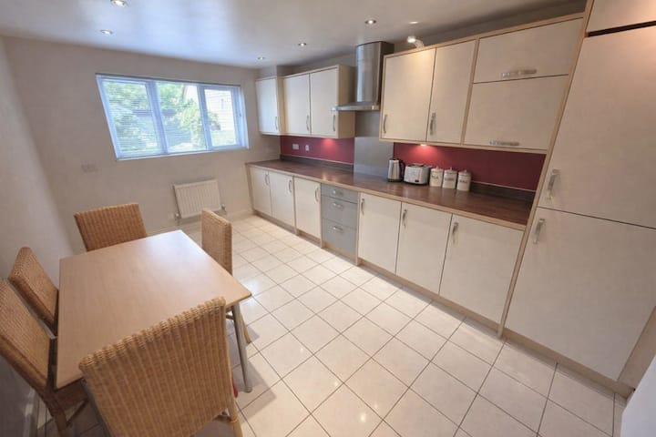 Cheltenham |Contractor House |Parking |Sleeps 11 - Corby