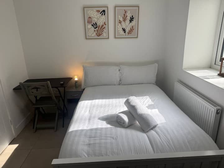 Ground Cosy Studio Getaway - With Free Hot Tub - Cardiff