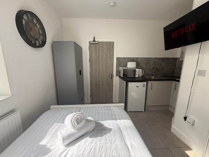 Ground Cosy Studio Getaway - With Hot Tub - Firing Line Cardiff Castle Museum of the Welsh Soldier