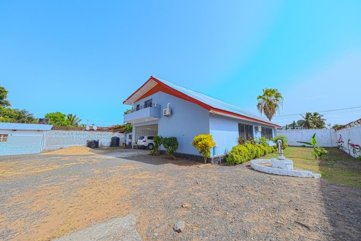 Monrovia Executive Home  - Fast Internet - Monrovia