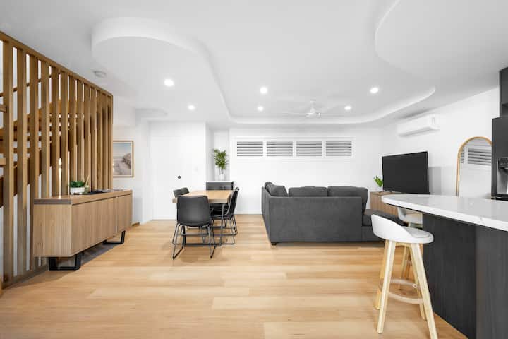 3br Luxe Retreat W/ Ps4 | Azure Townhouse - Nambour