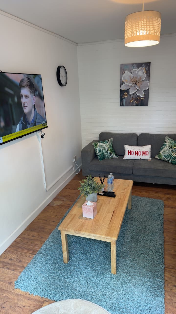 Two-bedroom House With A Workspace In Basildon - Basildon