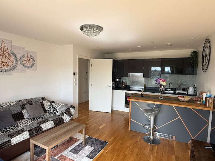 1 Bedroom Stanning Apartment - Hayes