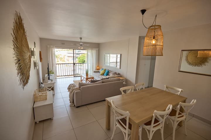 Modern Coastal Apartment • Walk To Beach • Pool - Mount Edgecombe