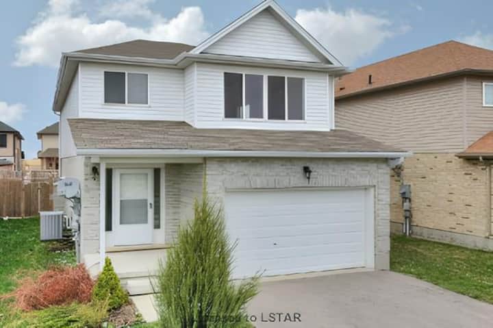 *Entire Home - Cozy 2-story Across The Park* - London, ON, Canada