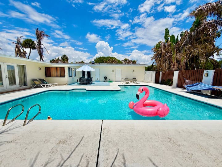 Hammock Haven: Huge Pool + Walk To Beach/ Downtown - Cocoa Beach, FL