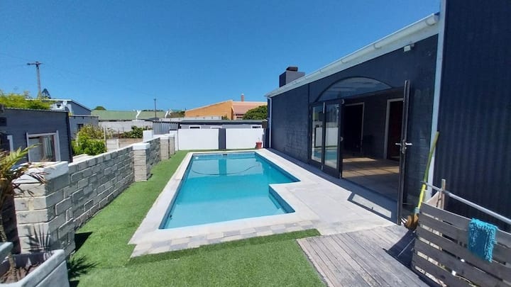 Poolside Beach Escape - Franskraal
