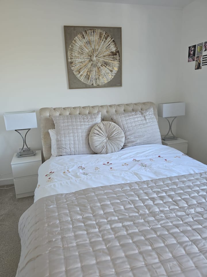 Stunning Three Bed House In London - Epsom