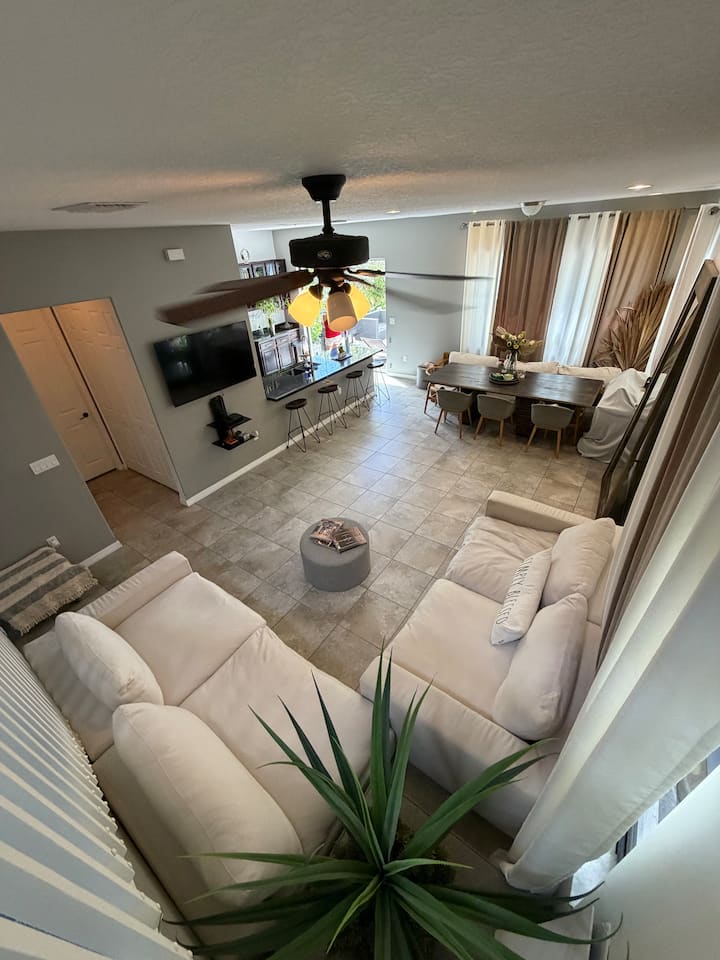 Chic 2-story Home • Outdoor Bbq • Cozy Bunk Beds - Miramar, FL