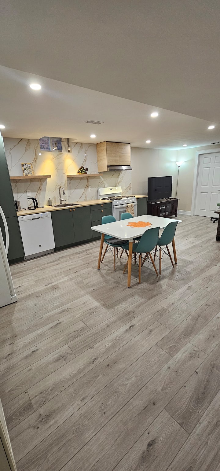 Luxury 1br Suite, Private Entry.
Near Aeroport Yyz - Vaughan