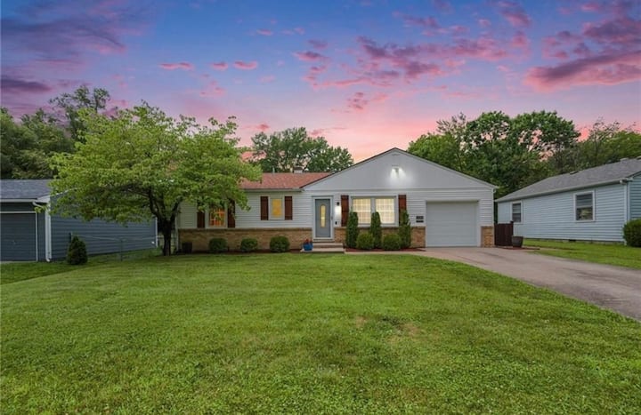World Cup Ready Home In Heart Of Overland Park - Overland Park, KS