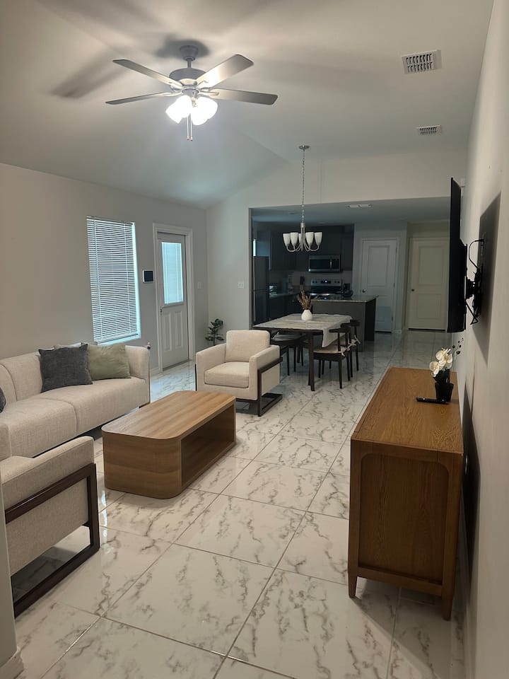 Casa Confortable Con 3 Recámaras En Laredo Tx. - Laredo, TX