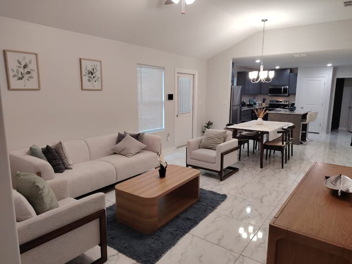 Casa Confortable Con 3 Recámaras En Laredo Tx. - Laredo, TX