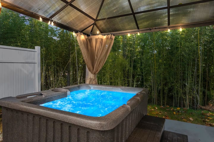 Hot Tub | Modern Townhome Near Airport & Southpark - Charlotte, NC